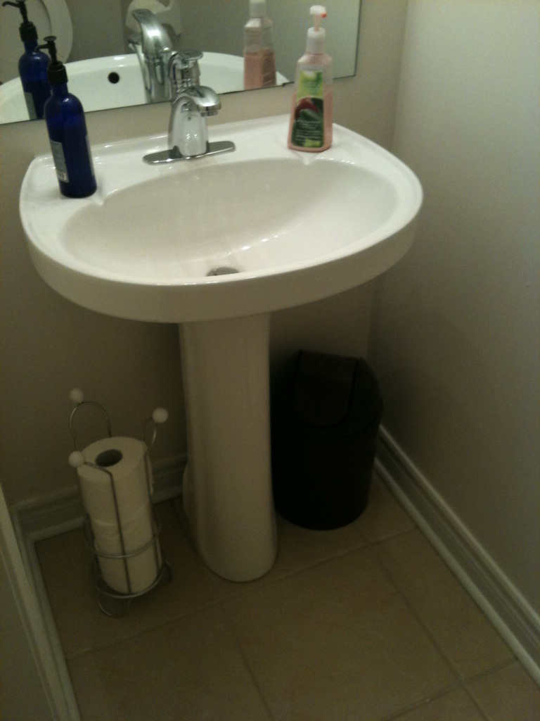 DIY Powder Room Makeover and Removing the builder's mirror - DIYable.com