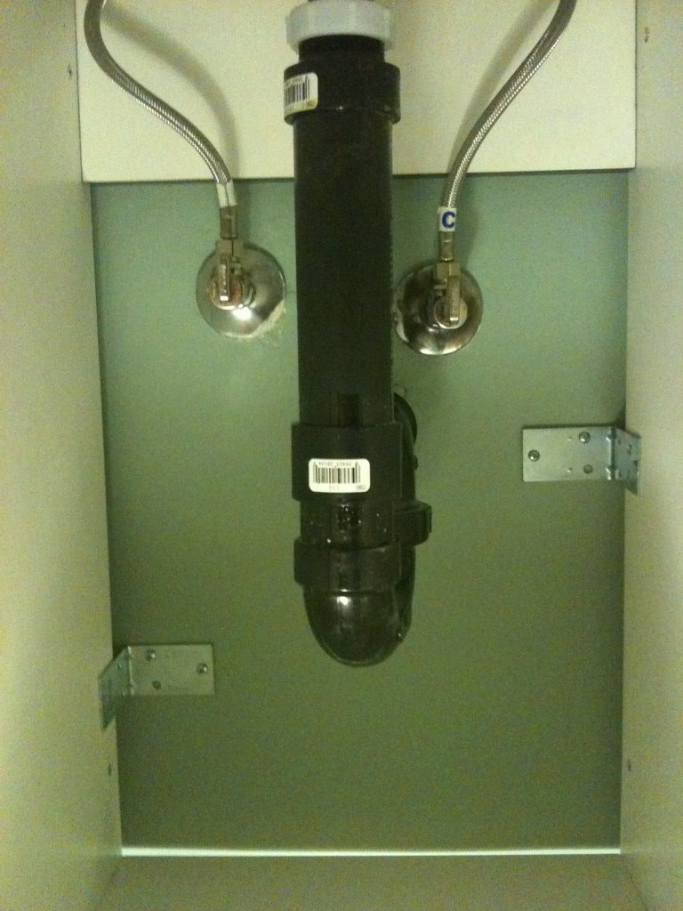 DIY Powder Room Makeover and Removing the builder's mirror - DIYable.com