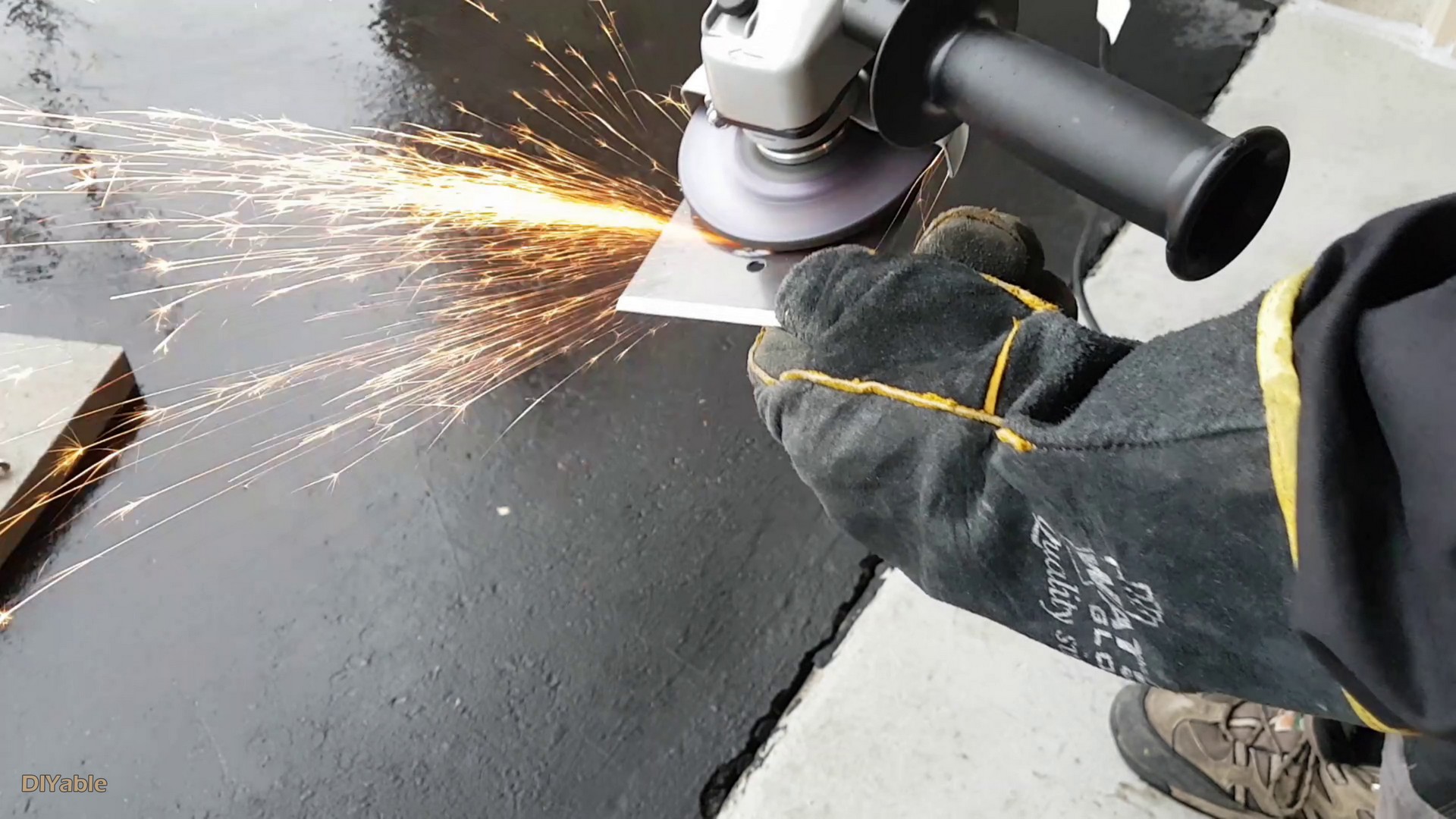 How to remove ceramic tiles and thinset using a DIY homemade tool ...