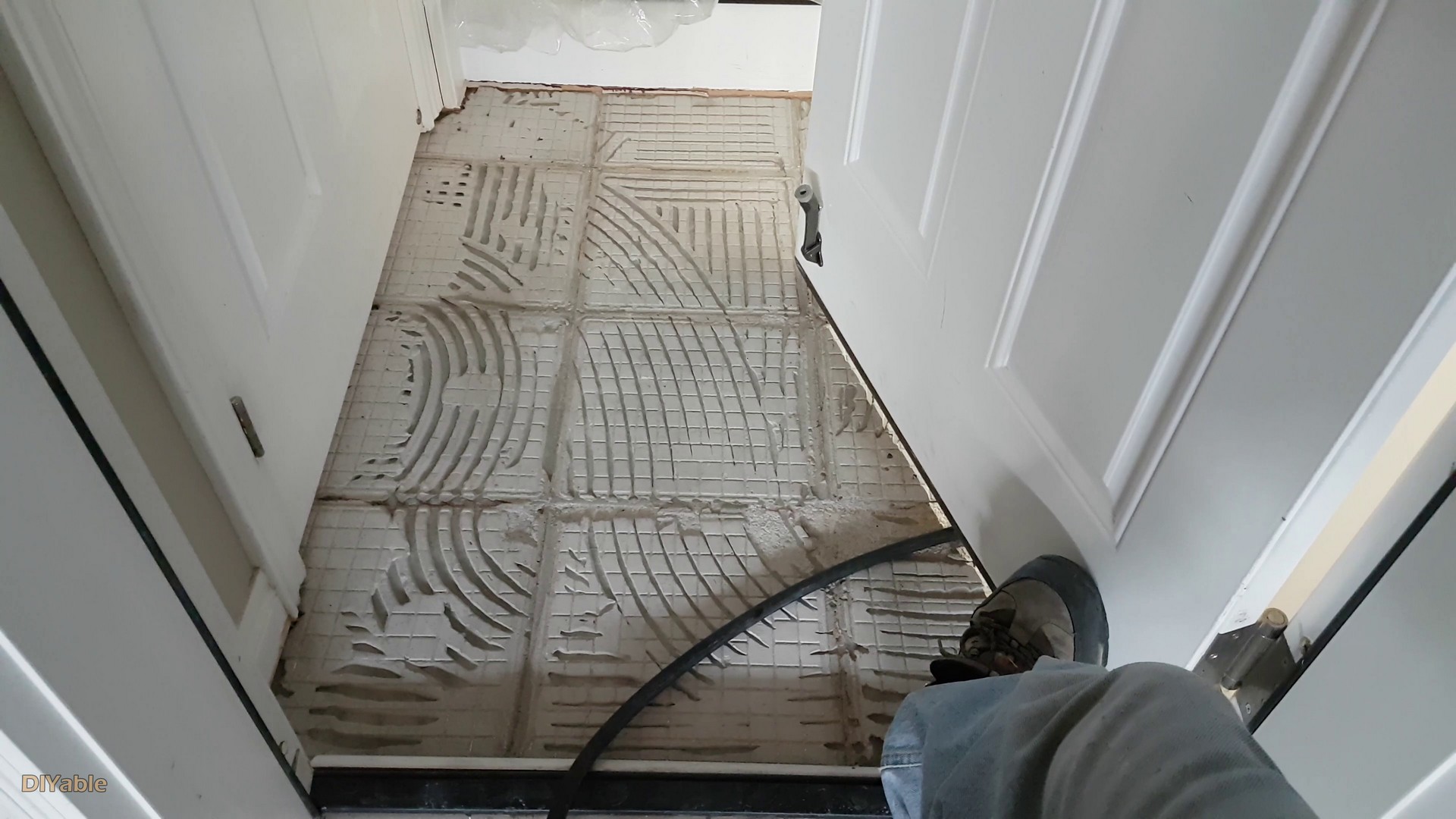 How to remove ceramic tiles and thinset using a DIY homemade tool ...